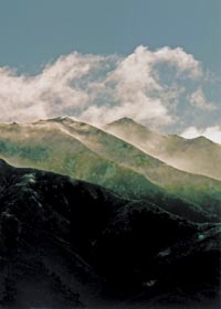 Mountain mists on a warm winter's day near Hanmer. June air ...